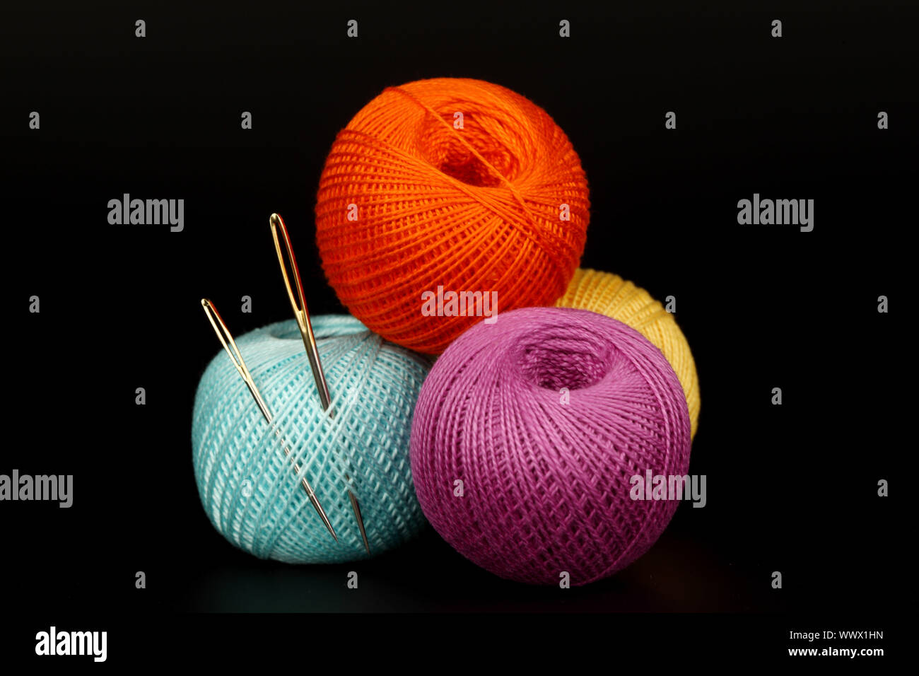 needle and thread macro close up Stock Photo - Alamy