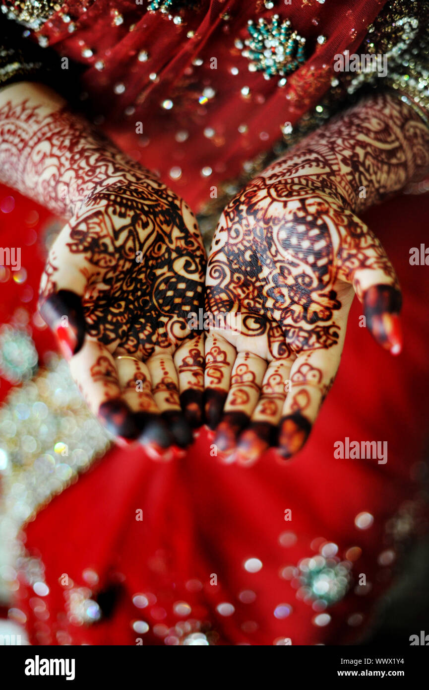 Beautiful henna tattoo in an Indian bride's hand Stock Photo - Alamy