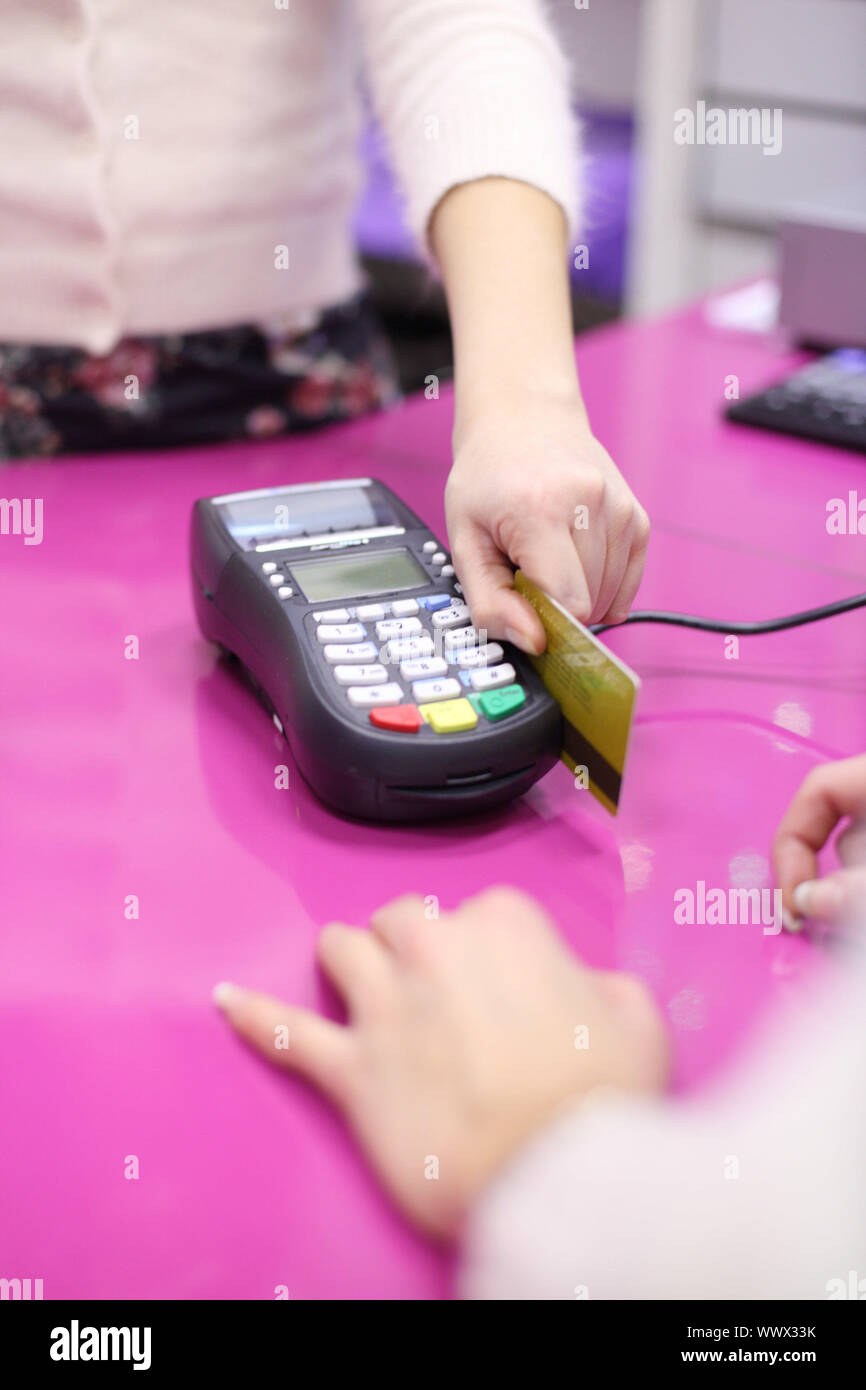 credit card sale in shop Stock Photo - Alamy