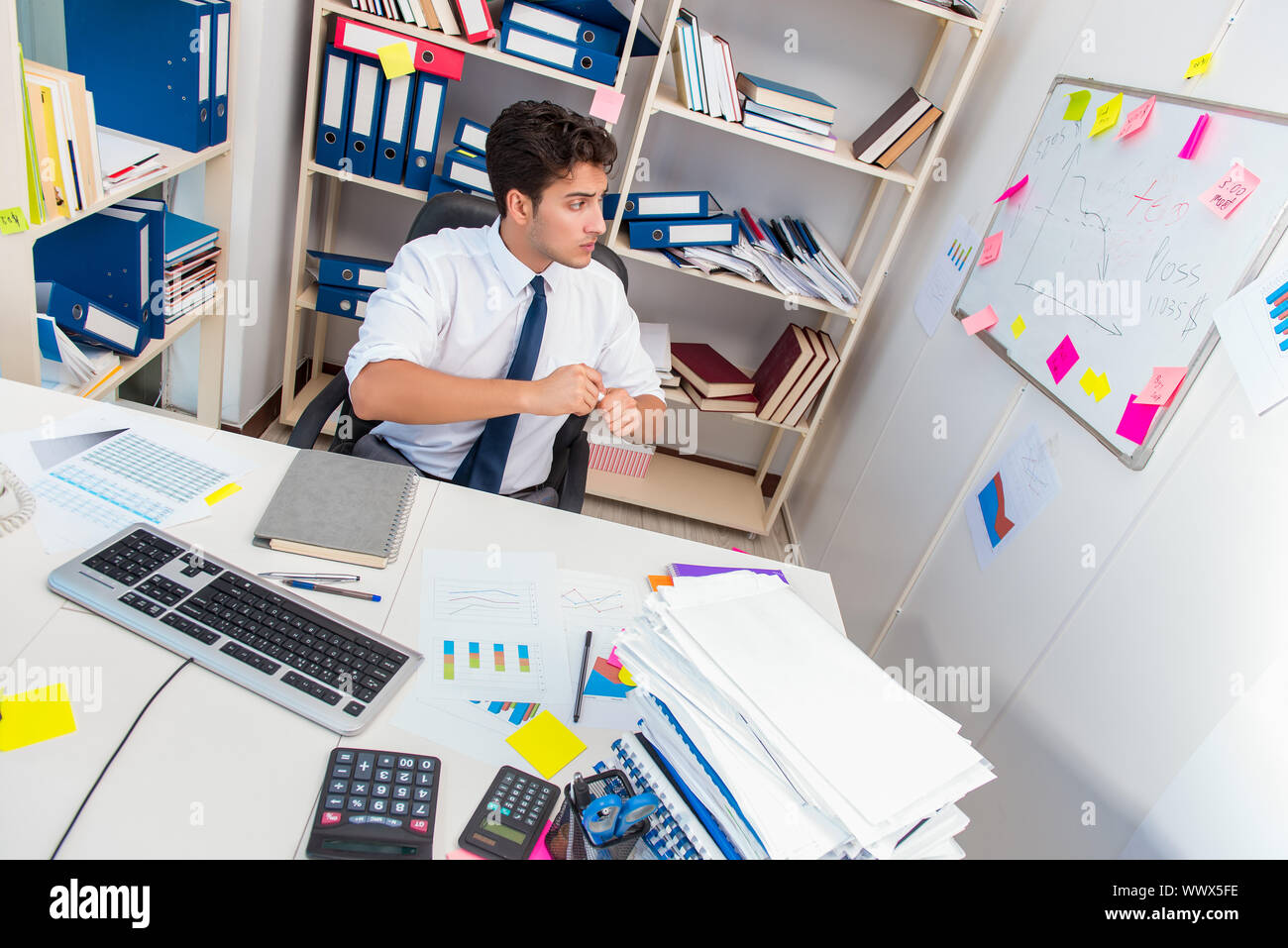 Disorganized office hi-res stock photography and images - Alamy