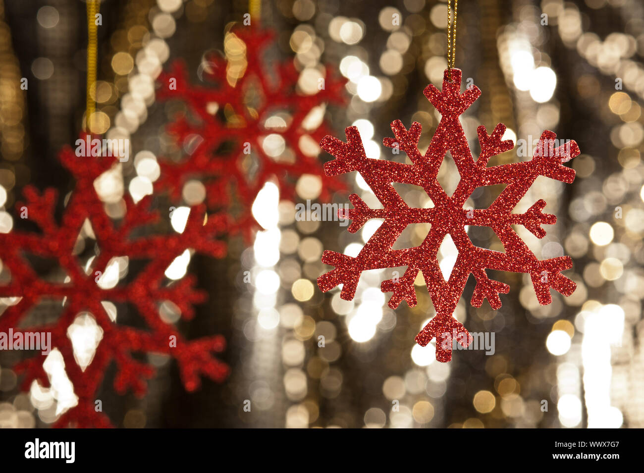 Red snow flake on a gold glitter background Stock Photo - Alamy