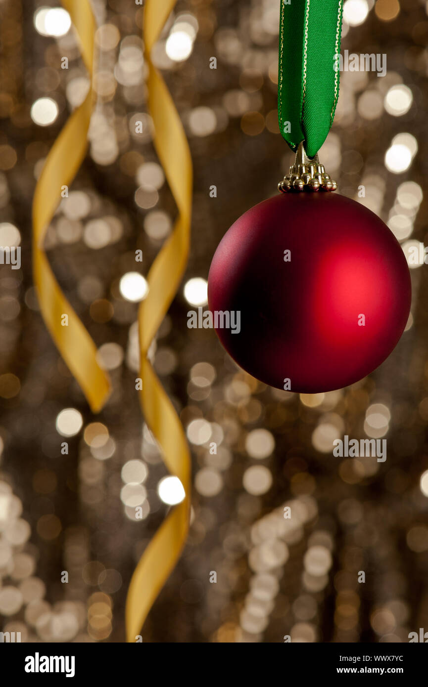 Single Christmas bauble in front of a gold glitter background Stock ...