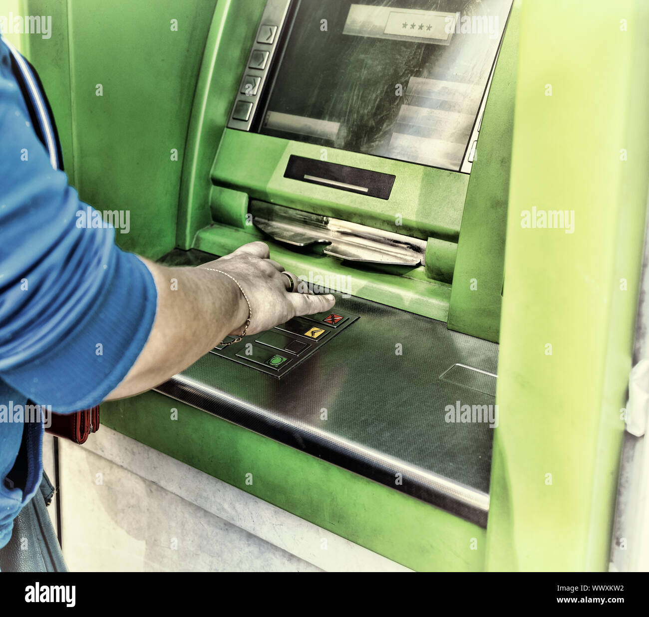 People using cashpoint hi-res stock photography and images - Alamy