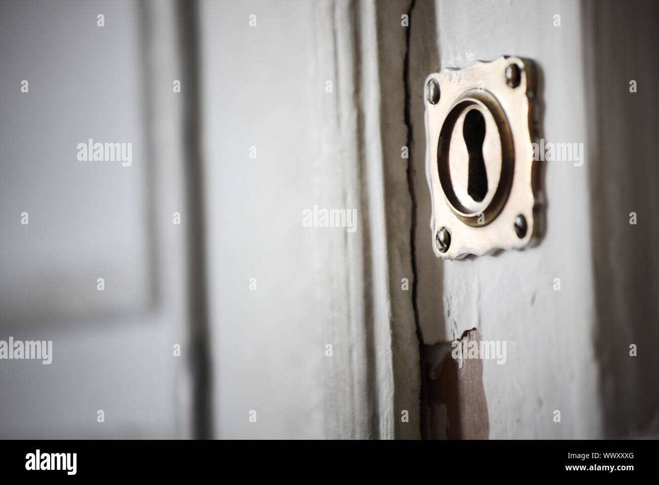 key hole in the door Stock Photo - Alamy