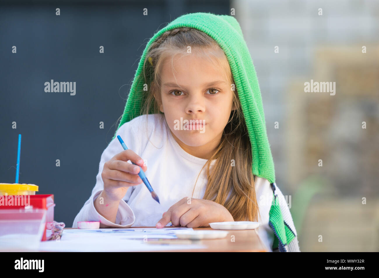 Thoughtful smiling drawing hi-res stock photography and images - Alamy