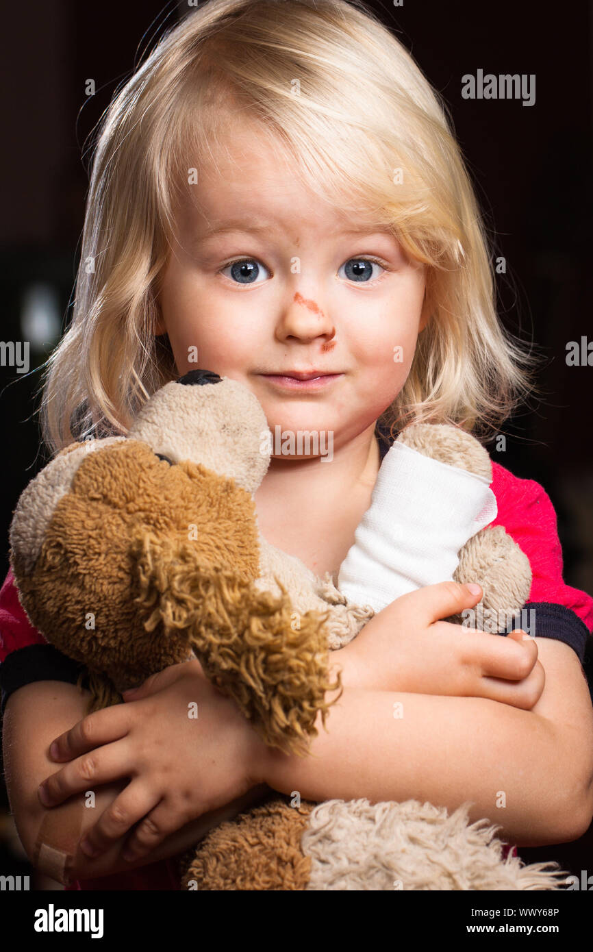 Sad injured little boy Stock Photo - Alamy