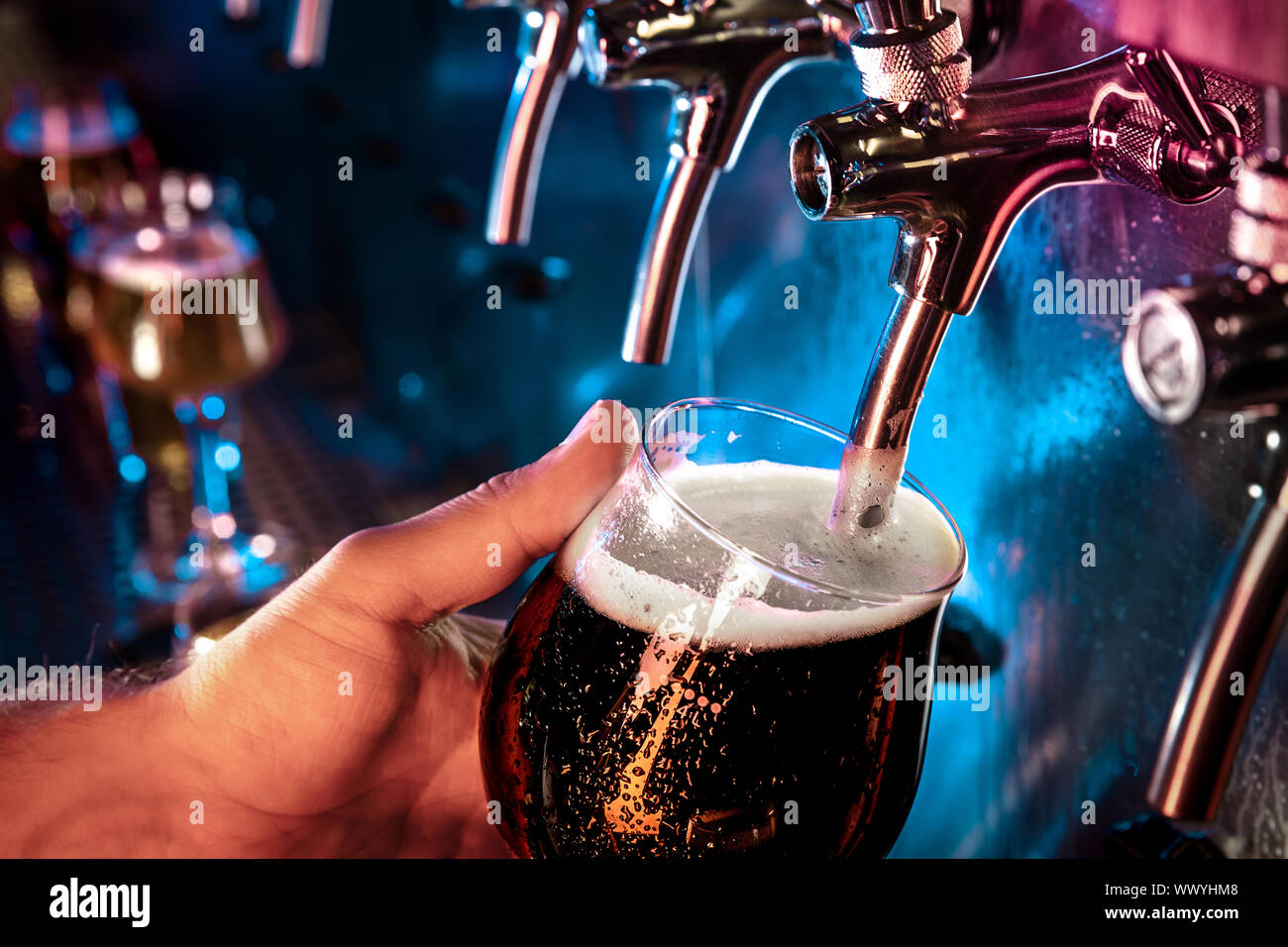 Pouring stout hi-res stock photography and images - Alamy