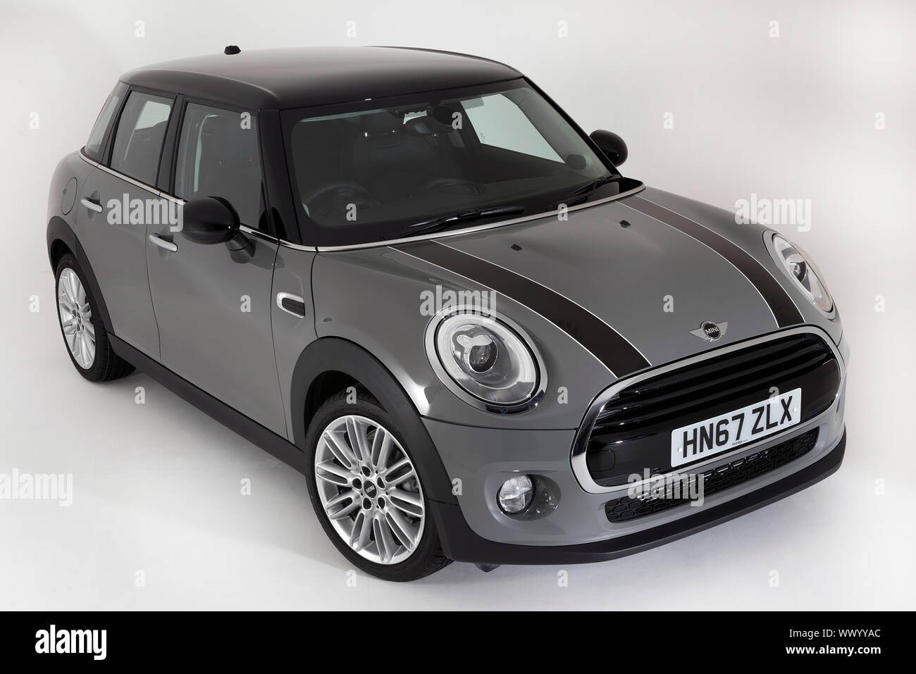 2017 Mini Cooper 5 door Stock Photo - Alamy