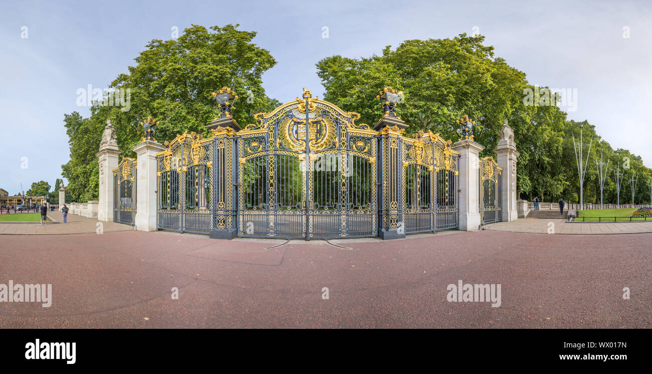 Green park gates hi-res stock photography and images - Alamy