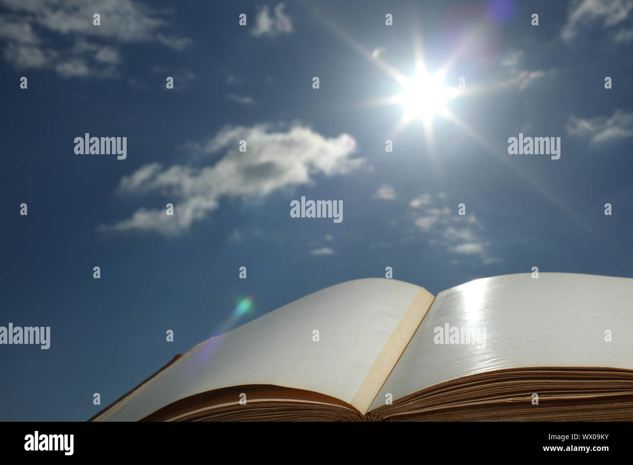 Empty book hi-res stock photography and images - Alamy