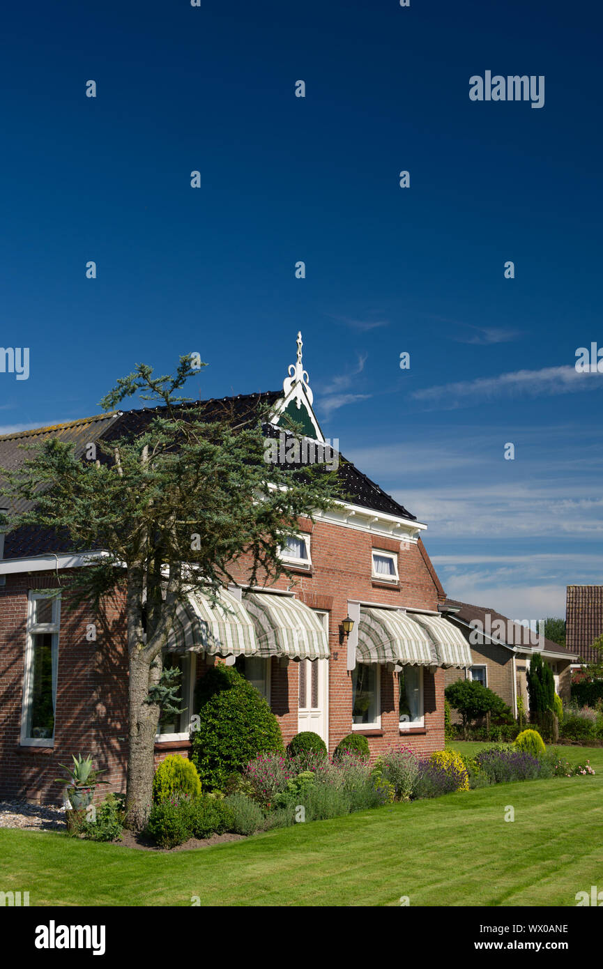 Typical Dutch farmhouse in Friesland Stock Photo - Alamy