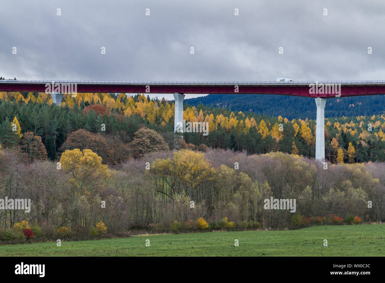 Brücke im wald hi-res stock photography and images - Alamy