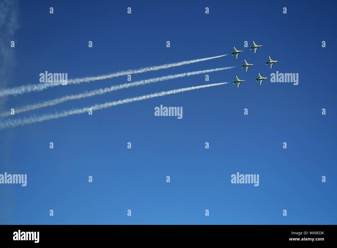 Airplane airshow hi-res stock photography and images - Alamy