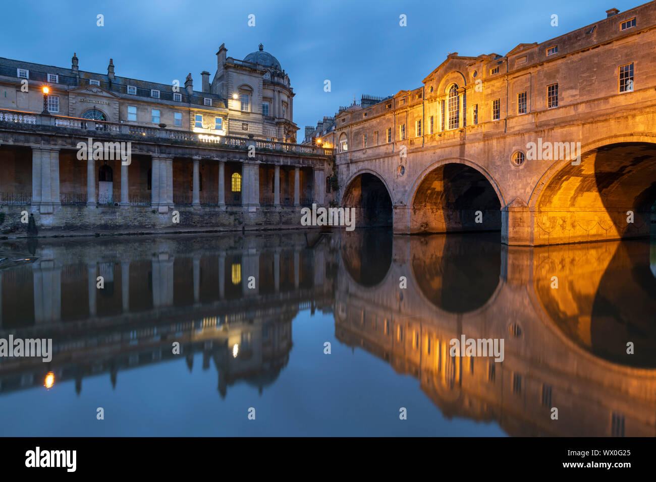 Evening lights illuminating Pulteney Bridge in Bath, UNESCO World ...