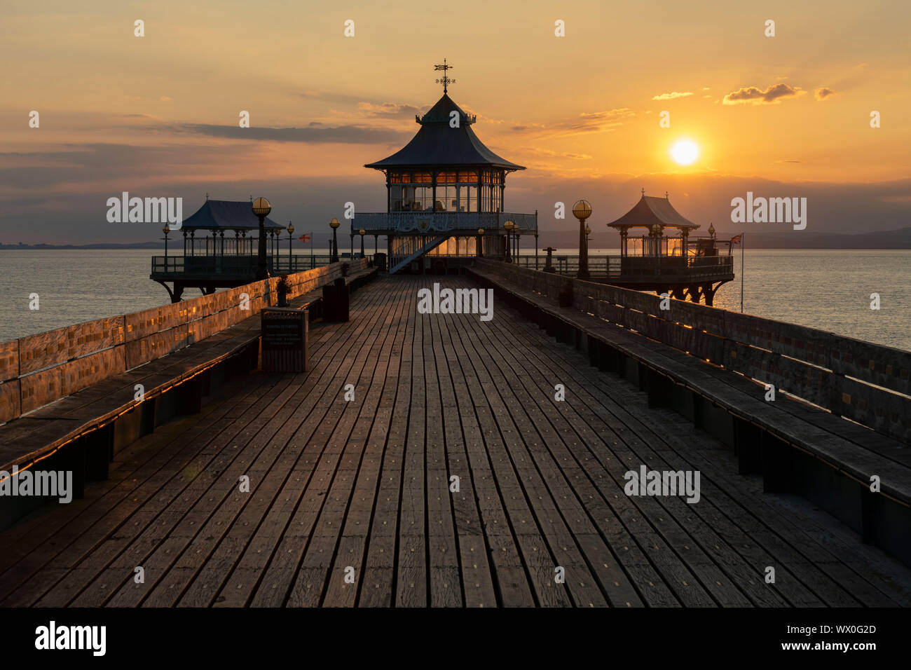 Sunset over Clevedon Pier and its pagoda, Clevedon, Somerset, England ...