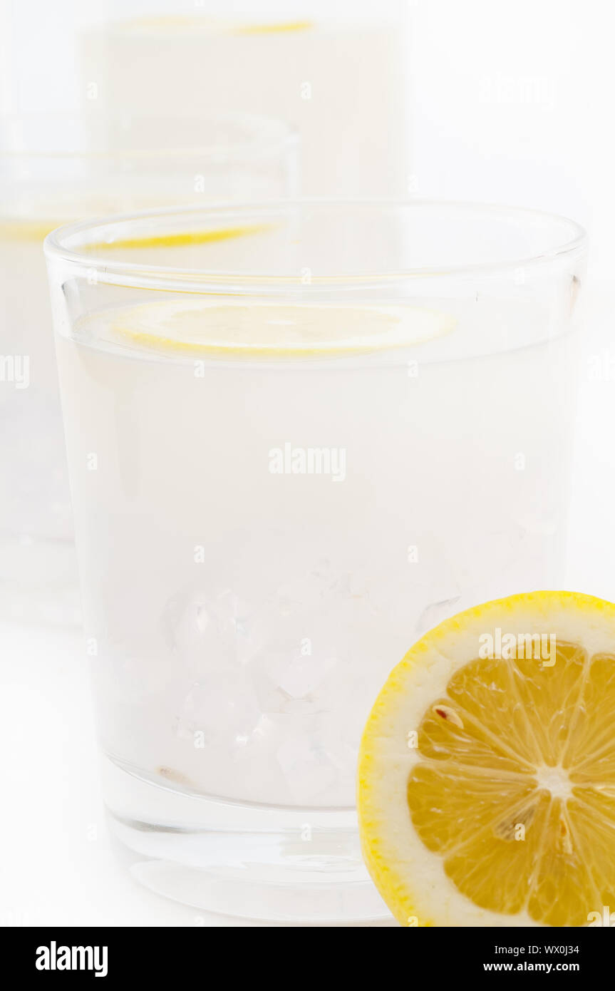 fresh lemonade drink with lemon slice closeup and pitcher carafe Stock ...