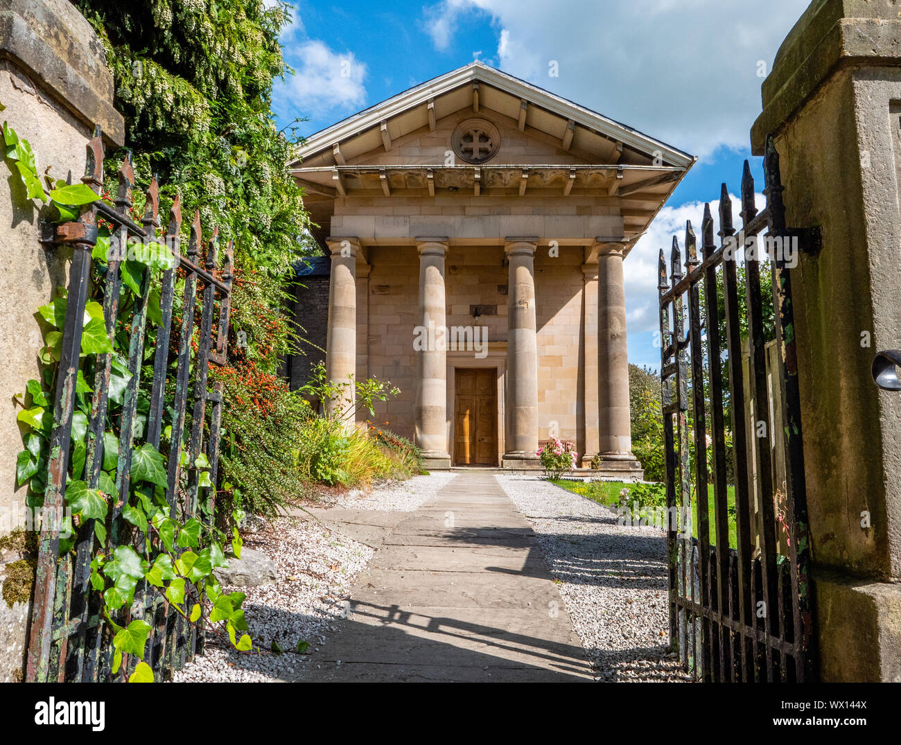 Gabled portico entrance hi-res stock photography and images - Alamy