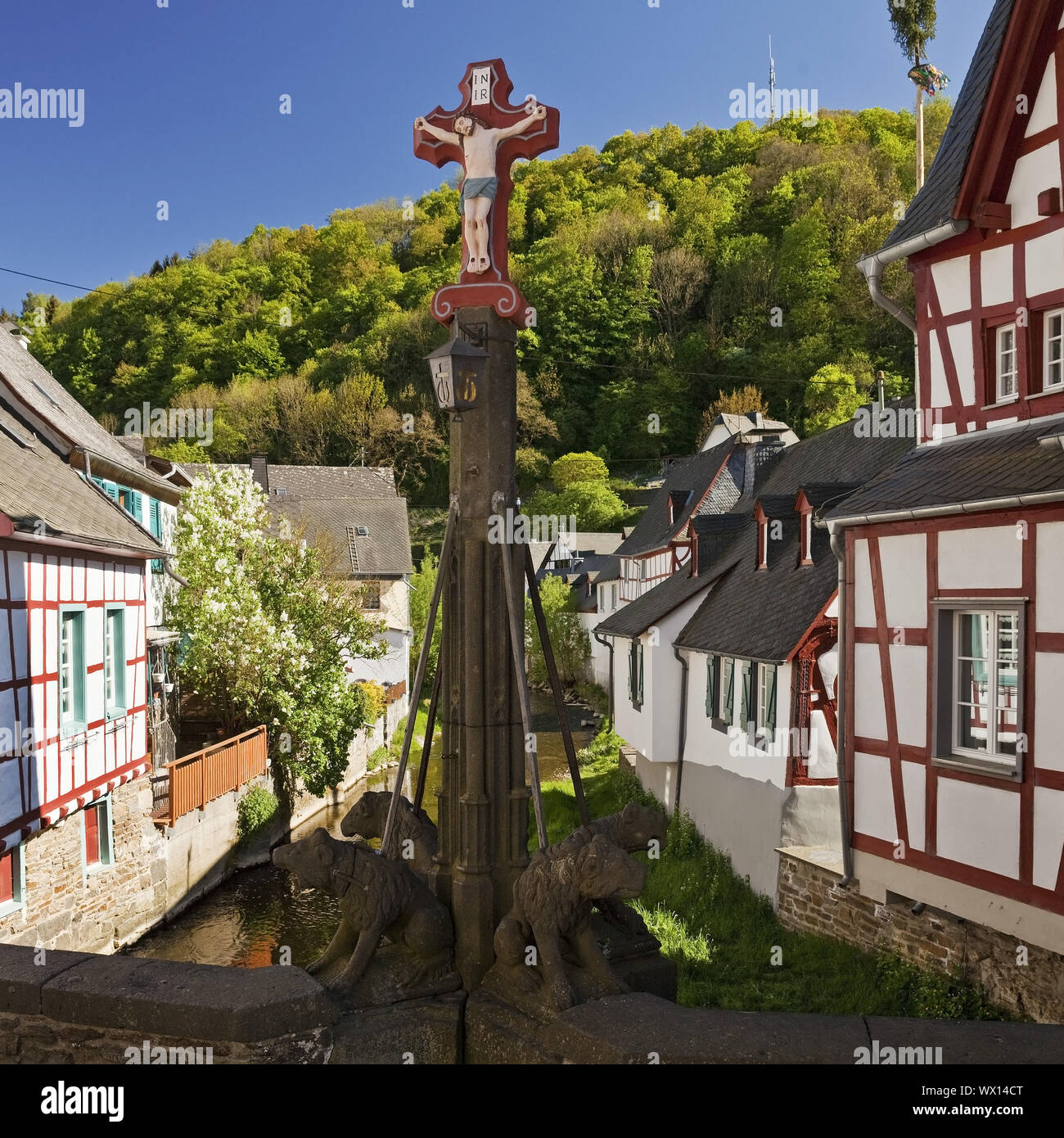 Historic town center with half-timbered houses on Elzbach, Monreal ...