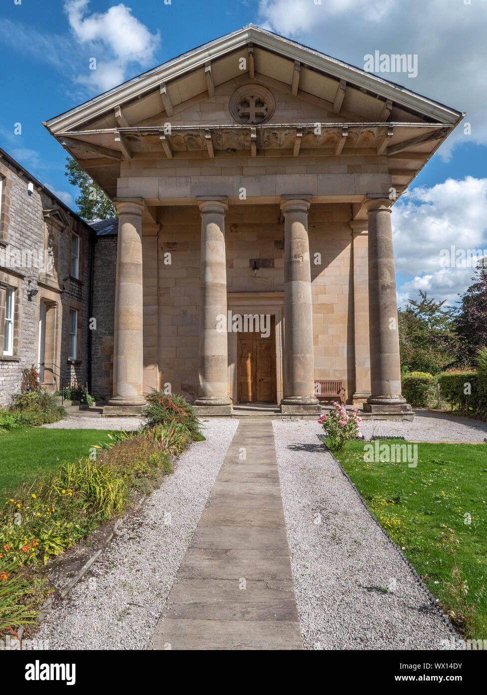 Gabled portico entrance hi-res stock photography and images - Alamy