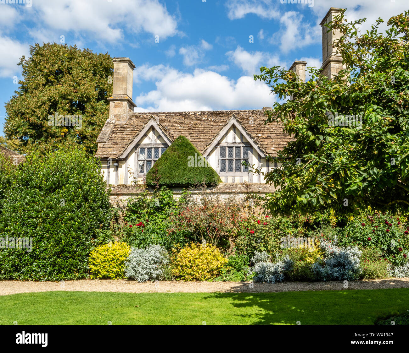 English cottage gardens hi-res stock photography and images - Alamy