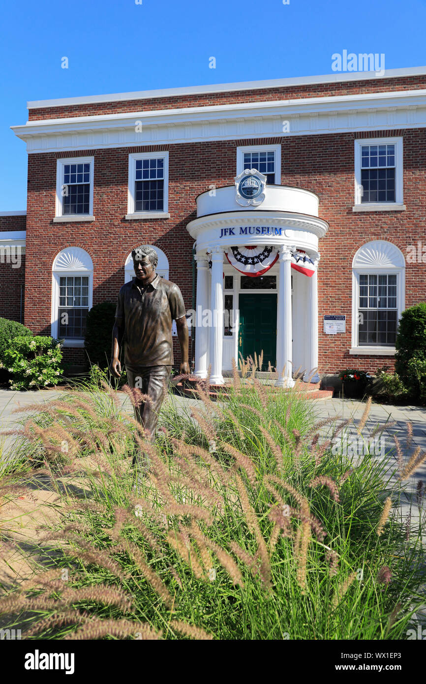 Jfk bronze statue hi-res stock photography and images - Alamy
