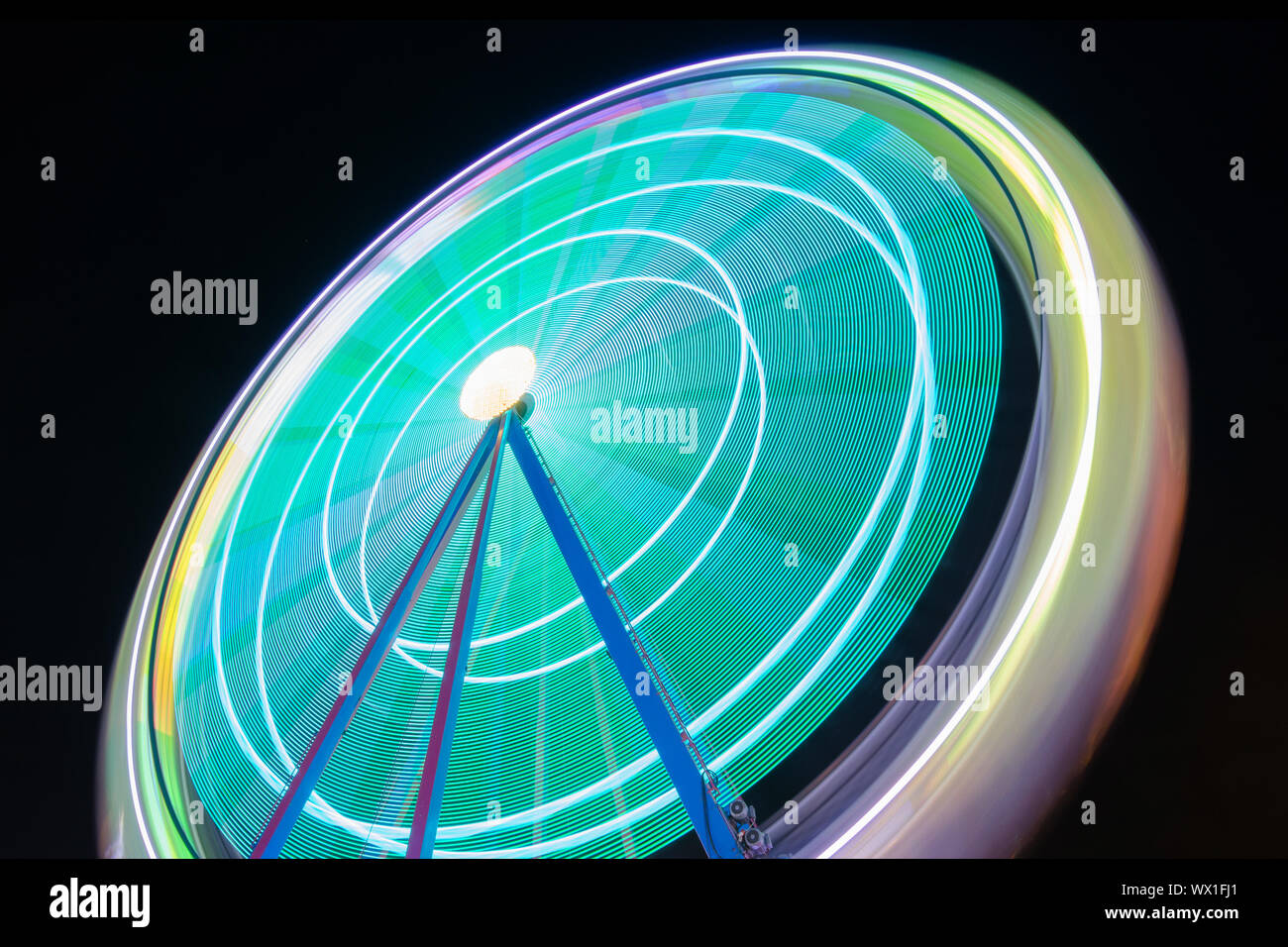 Beutiful Long exposure picture of a ferris wheel rotating Stock Photo ...