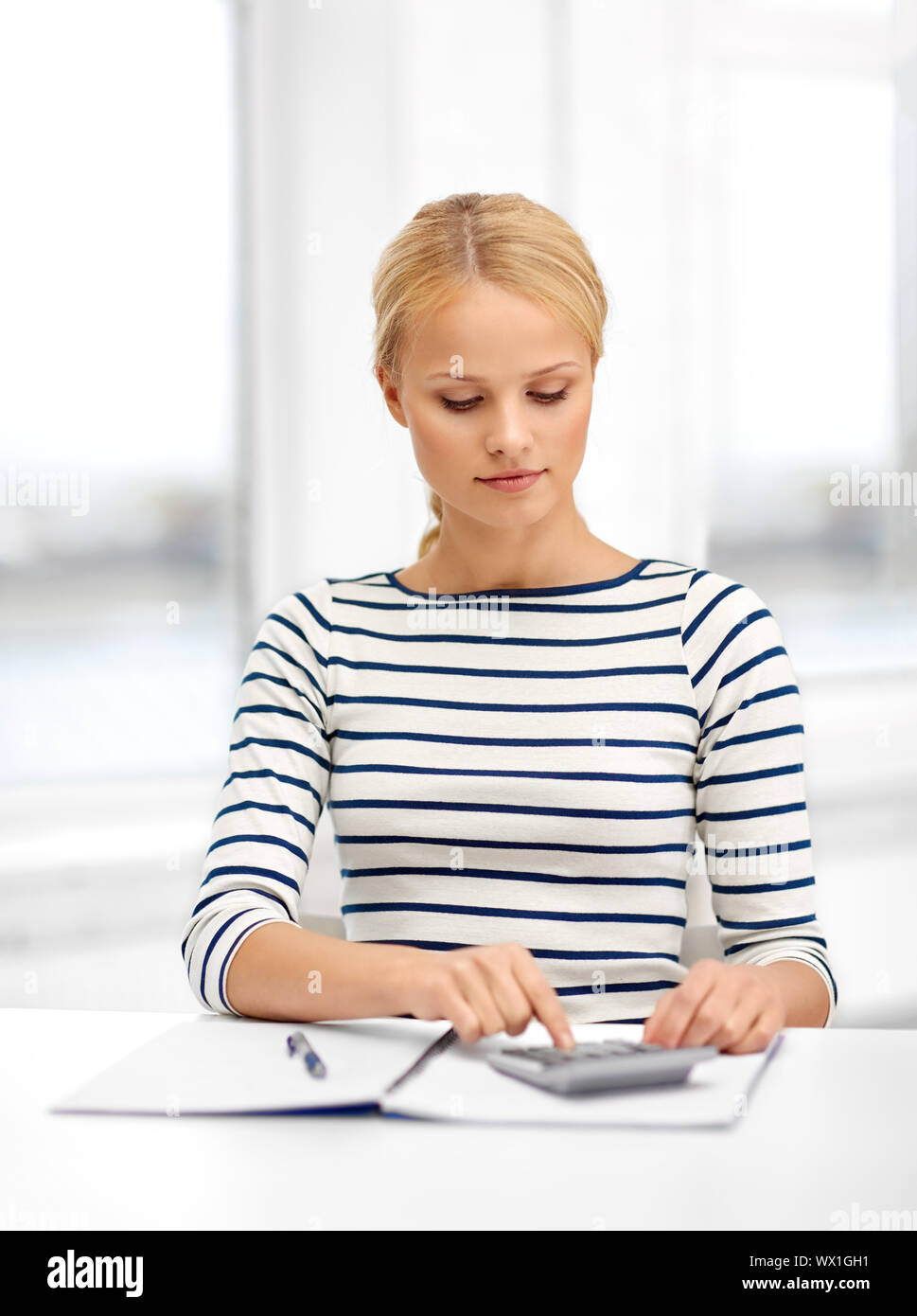 student woman with notebook and calculator Stock Photo - Alamy