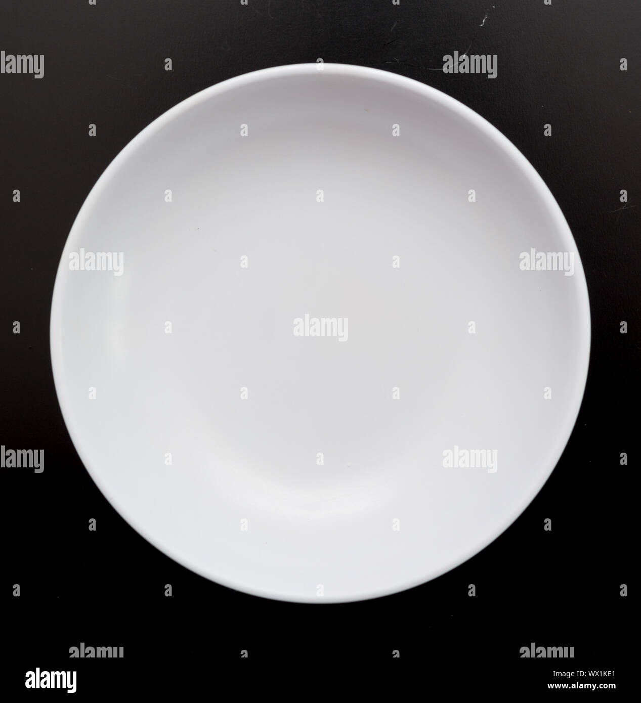 Blank plate circle hi-res stock photography and images - Alamy