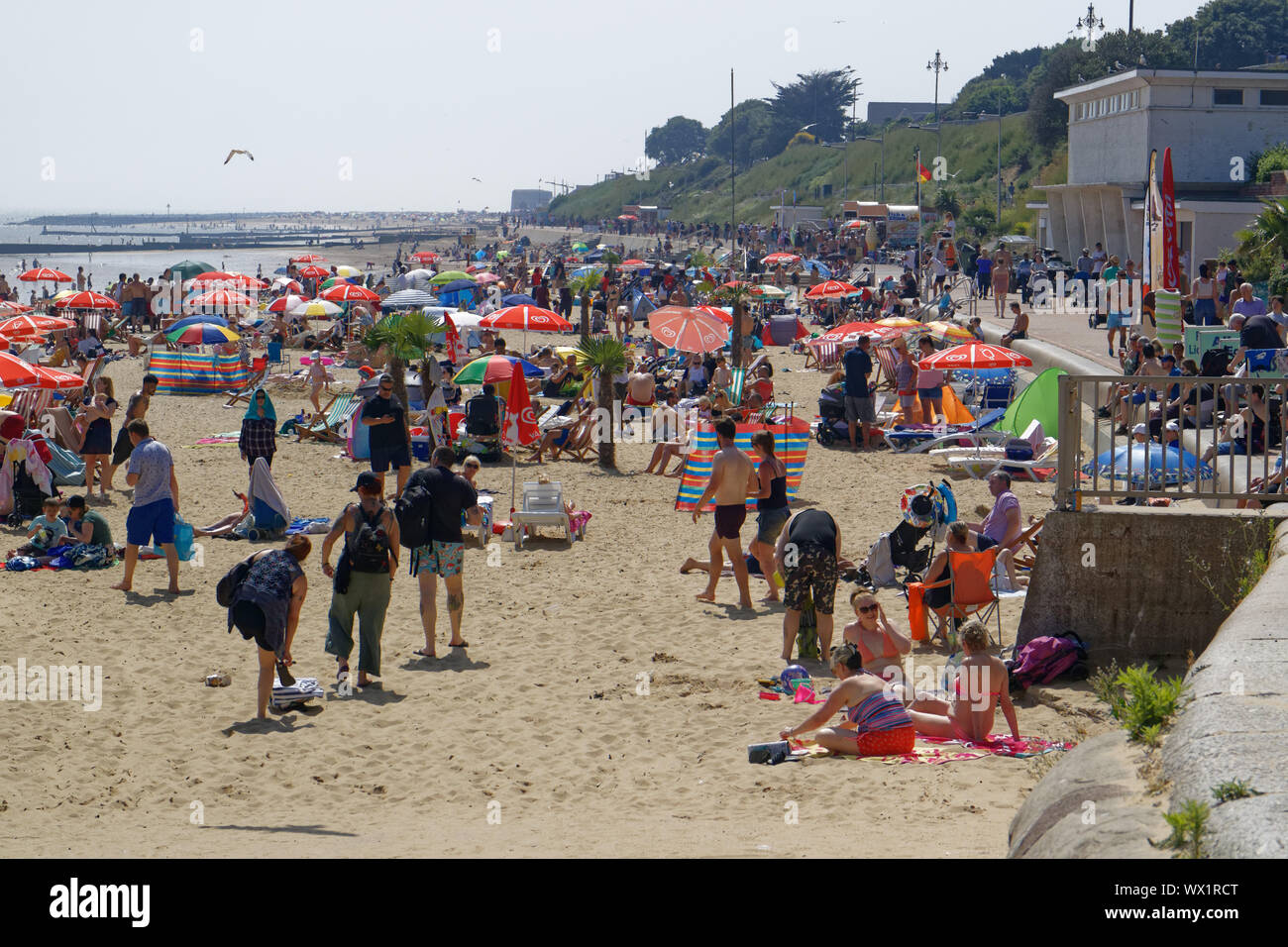 Crowded beach hi-res stock photography and images - Alamy