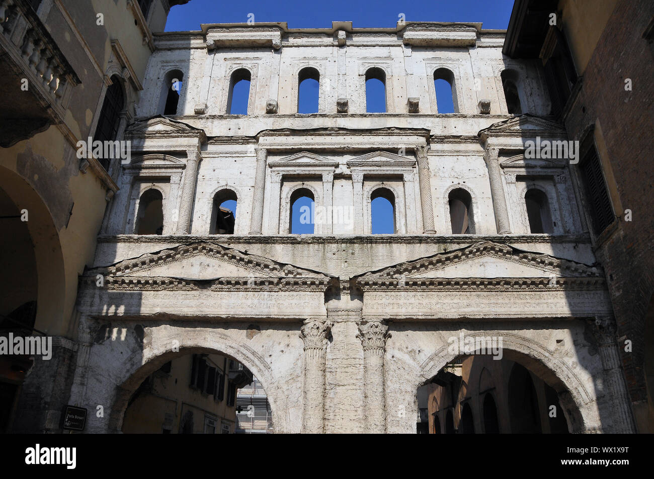 Old roman gate hi-res stock photography and images - Alamy