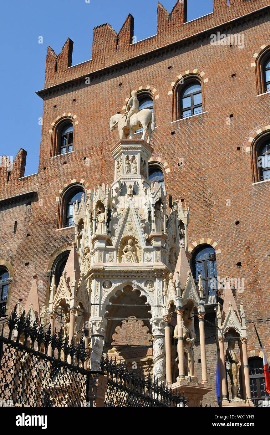 Scaliger tombs, verona hi-res stock photography and images - Alamy