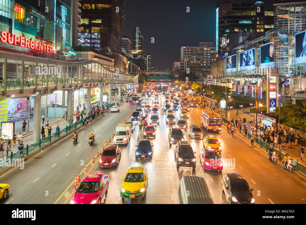 Shopping complex in the Pathum Wan district of Bangkok Stock Photo - Alamy