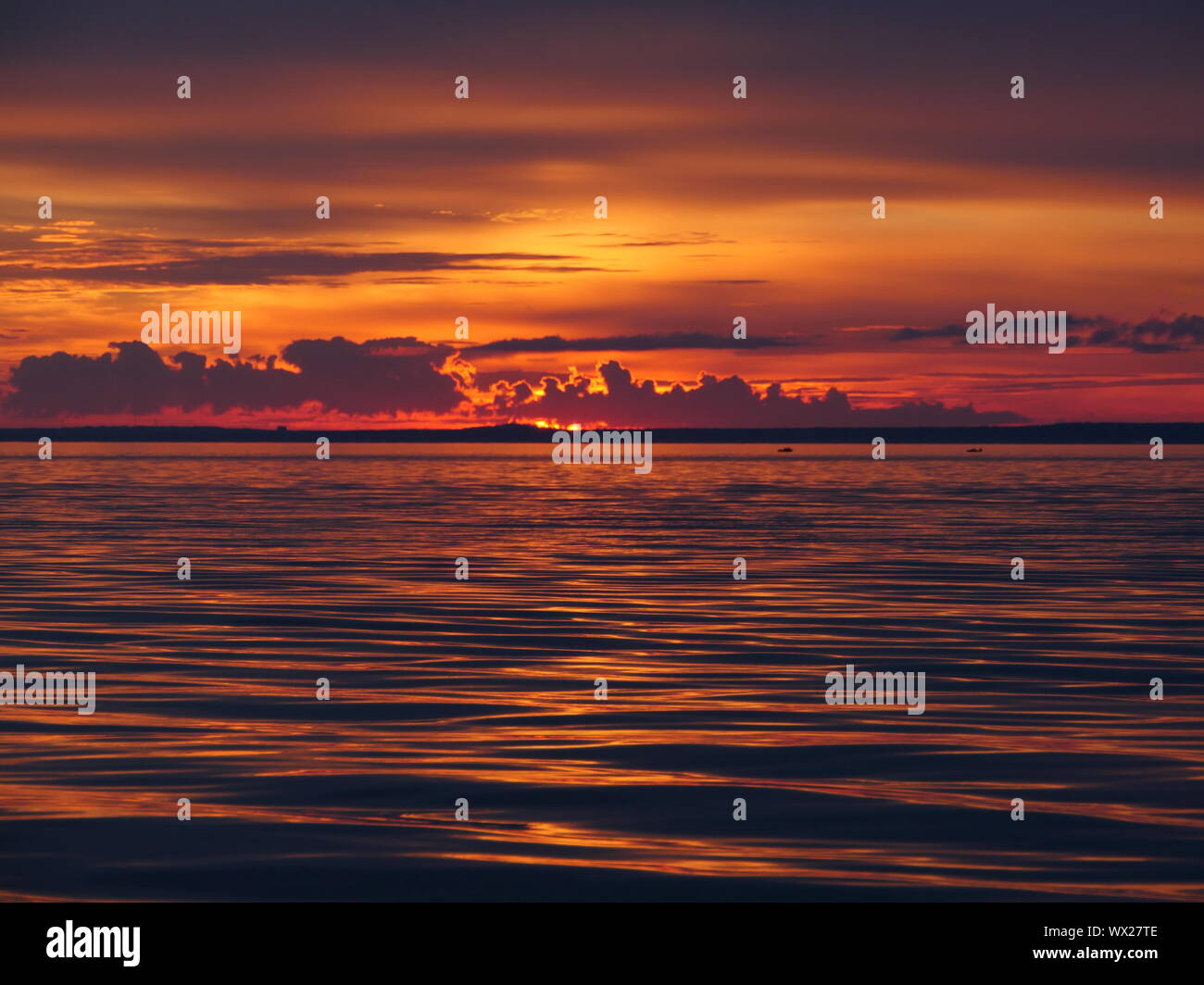 Red sunset by the sea hi-res stock photography and images - Alamy