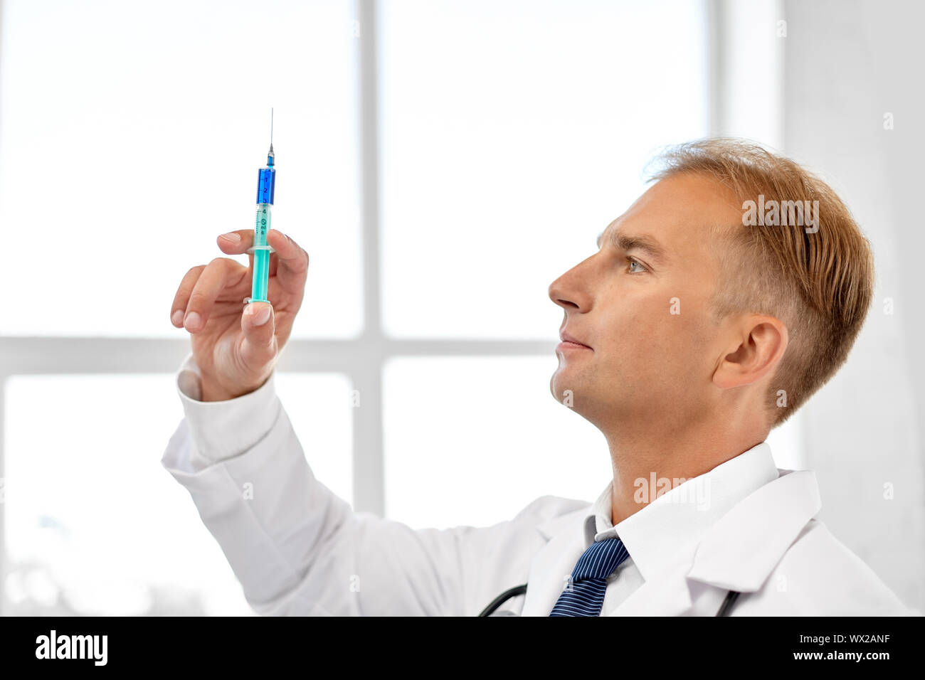 Syringe hospital hi-res stock photography and images - Alamy