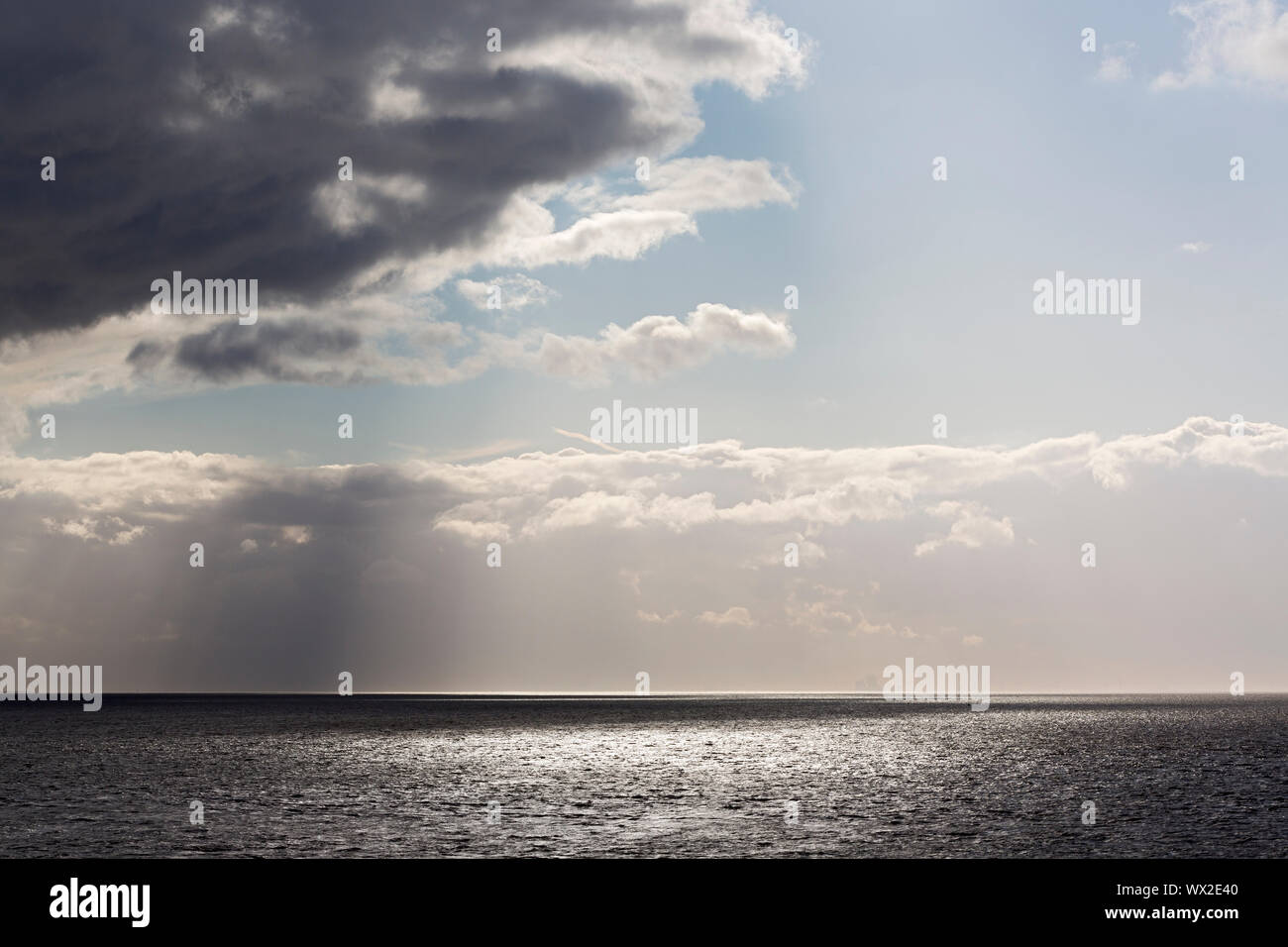 Norderney, Weststrand, Meer, Wellen, Horizont, Eemshaven, Regenwolken ...