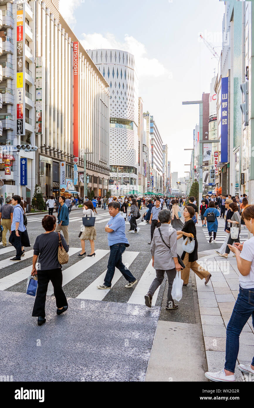 TOKYO, JAPAN - OCTOBER 6, 2018. People Are Crossing Ginza Street In ...