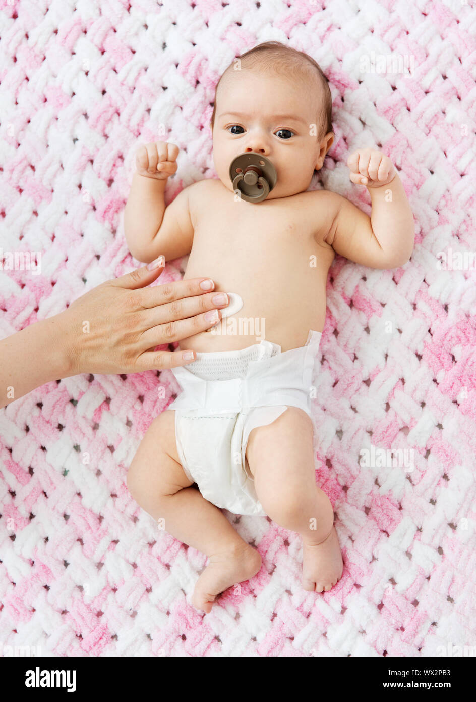 Applying lotion child hi-res stock photography and images - Alamy