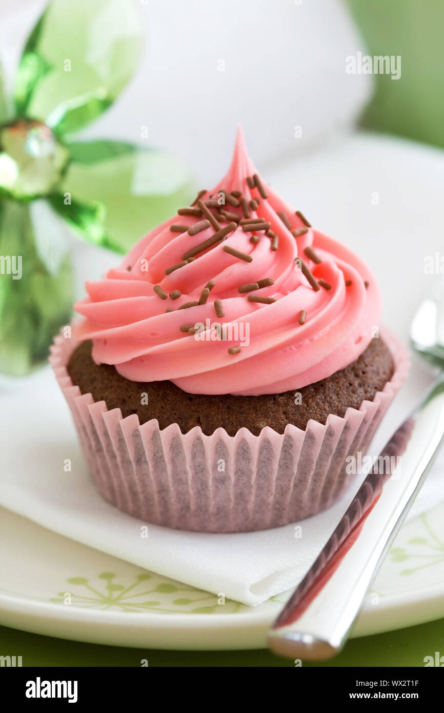 Pink cupcake, ready to eat Stock Photo - Alamy