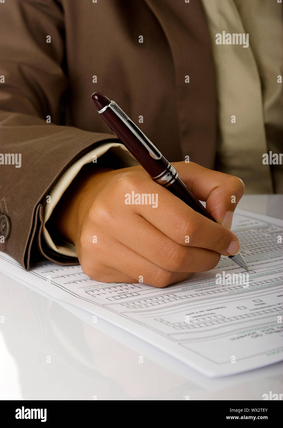 Woman hand with a pen sign a contract Stock Photo - Alamy