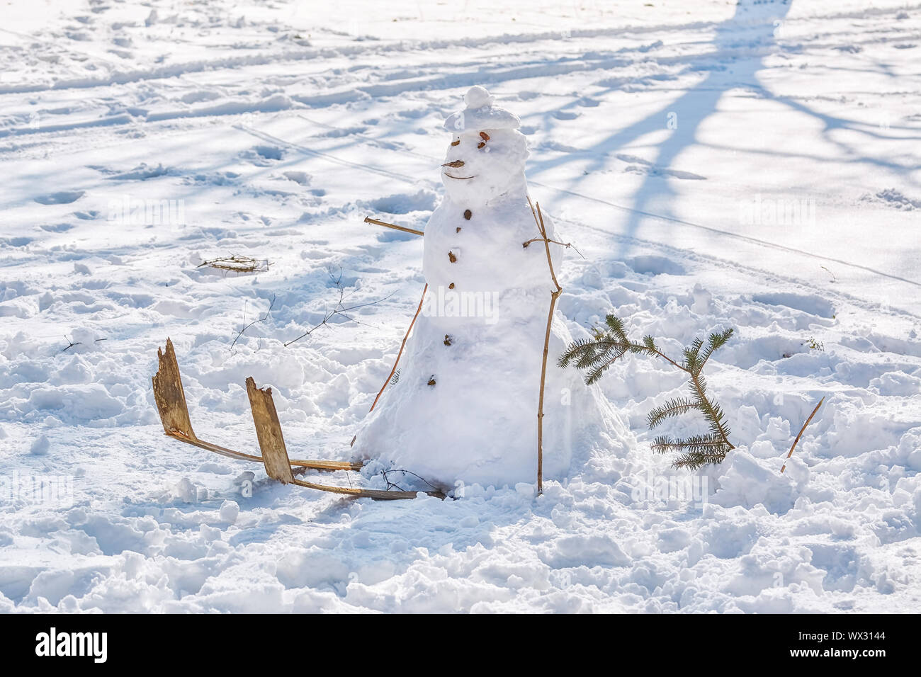 Snowman with skis hi-res stock photography and images - Alamy