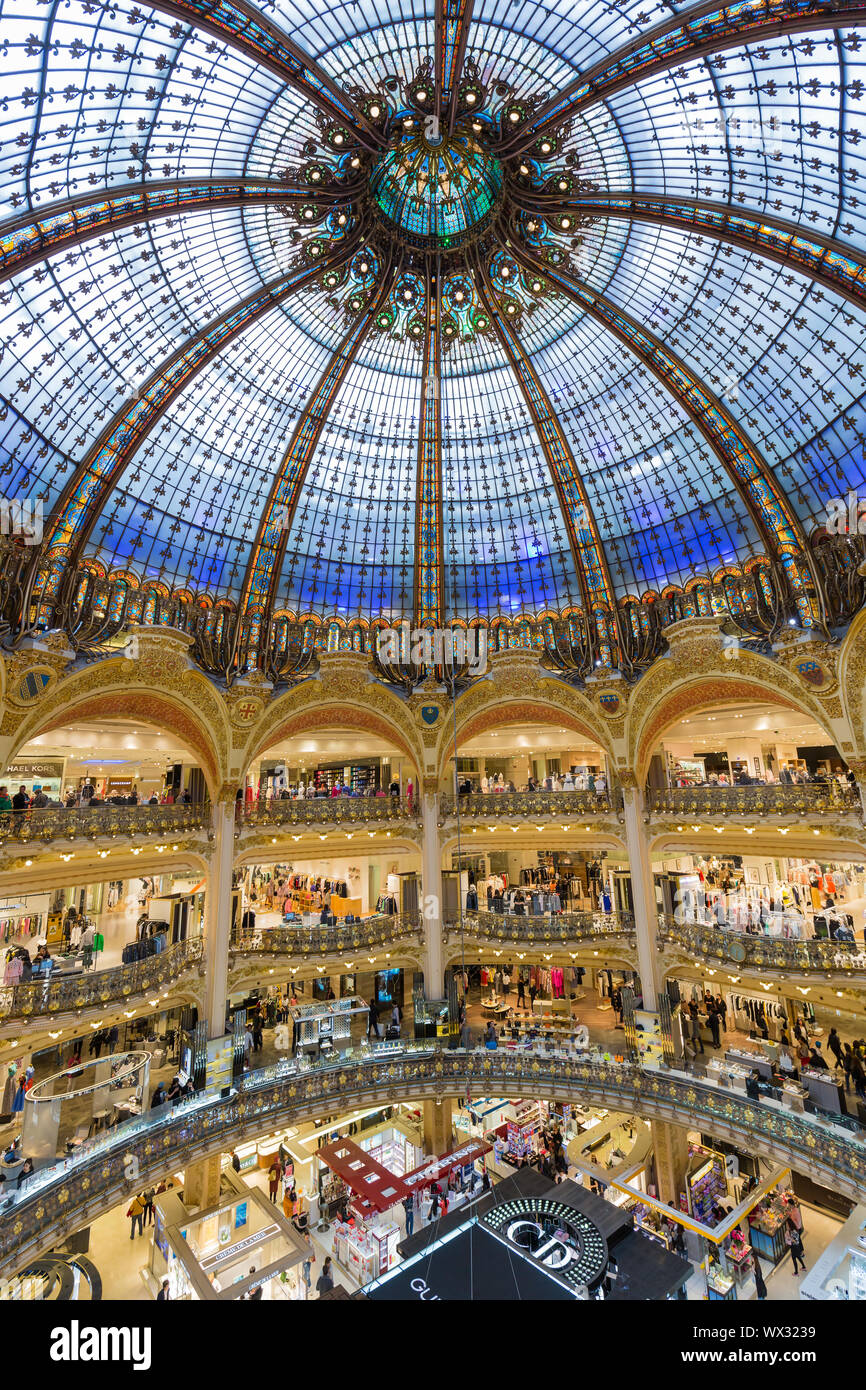 People inside french department store hi-res stock photography and ...