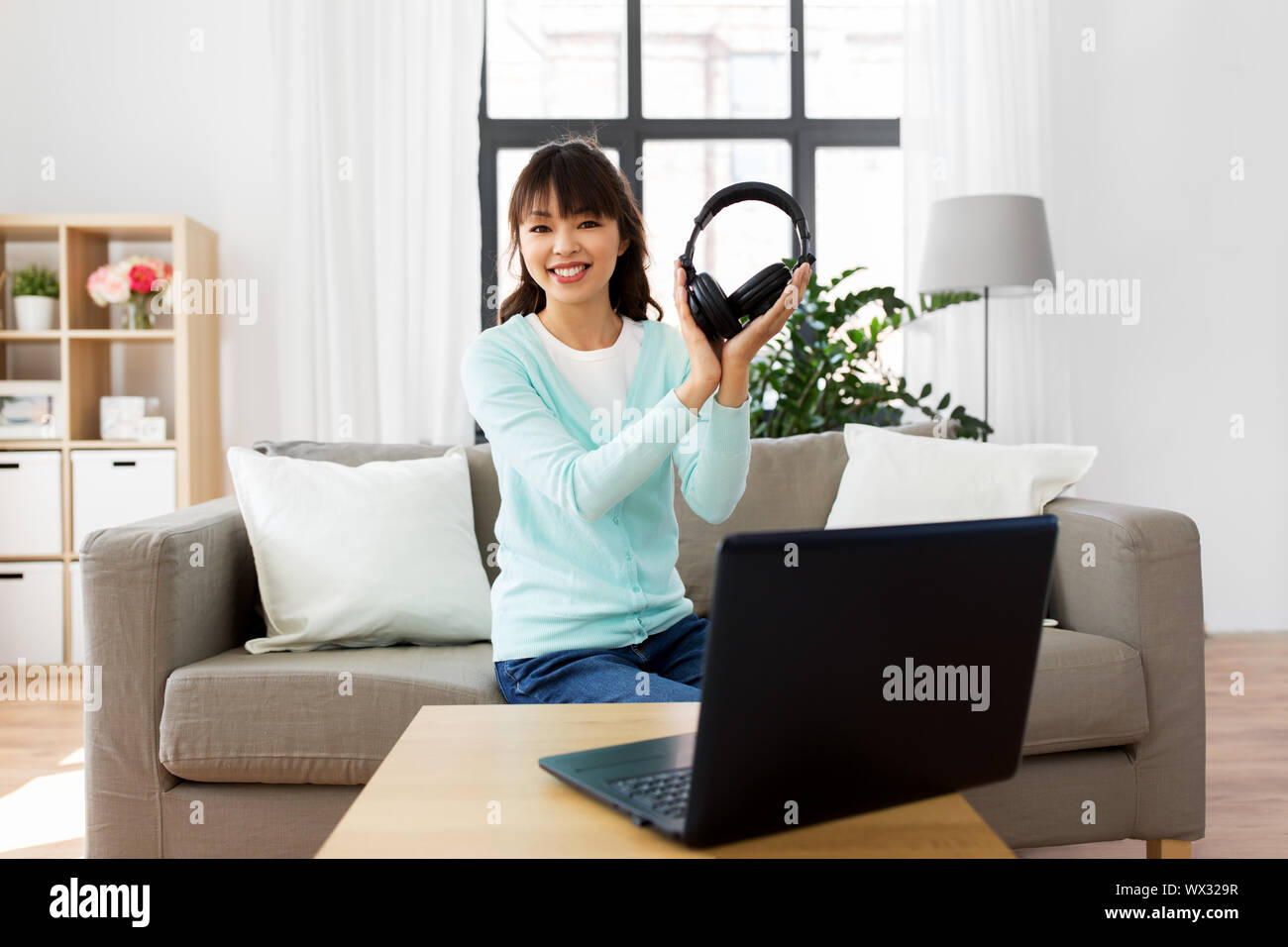 Japanese blogger hi-res stock photography and images - Alamy