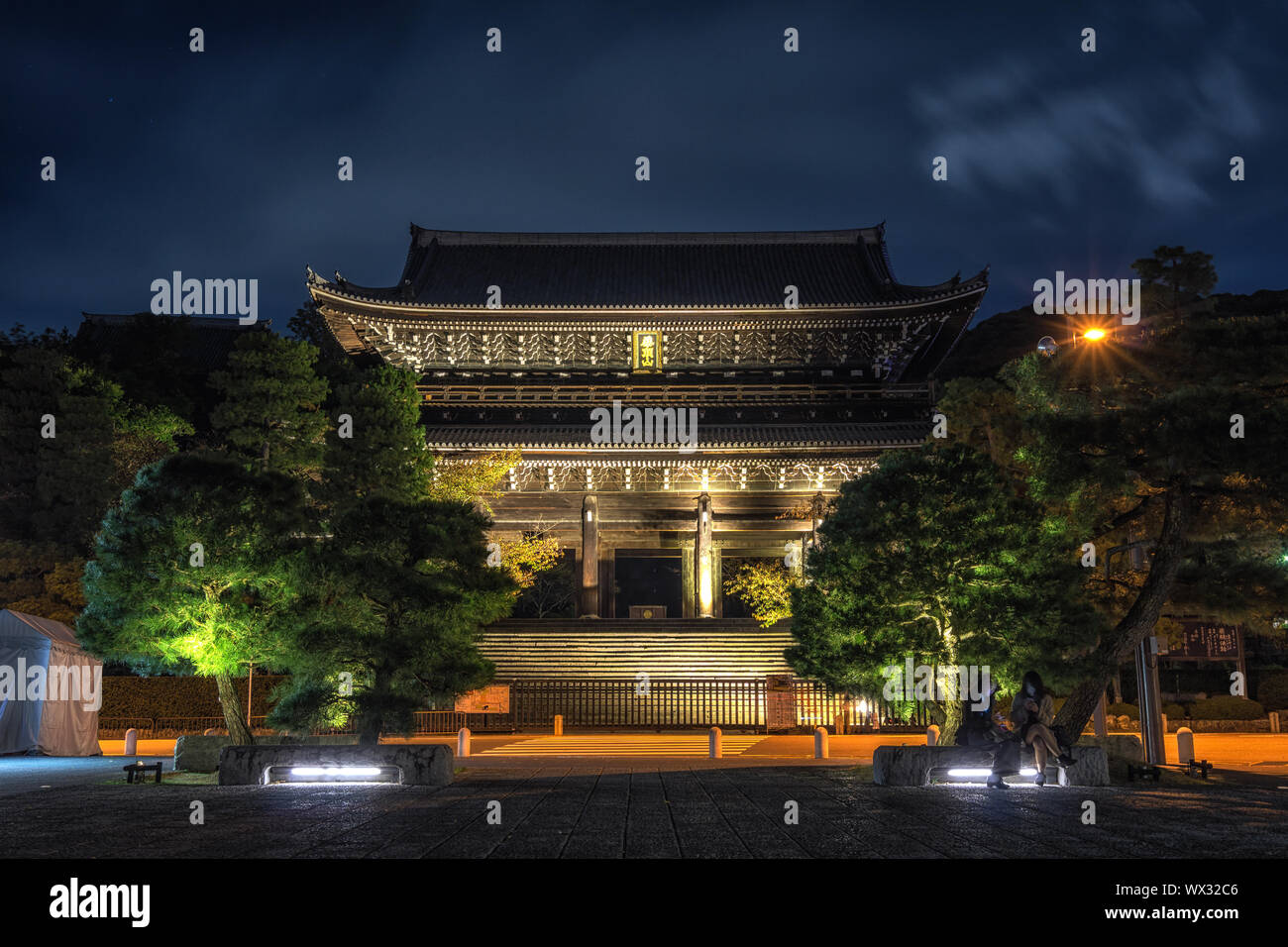 The entrance of the chion in temple hi-res stock photography and images ...