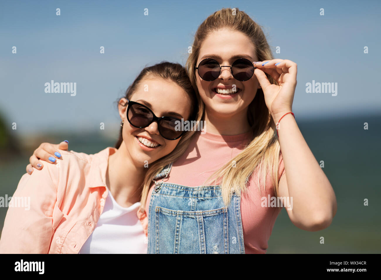 Seaside summer fashion hi-res stock photography and images - Alamy