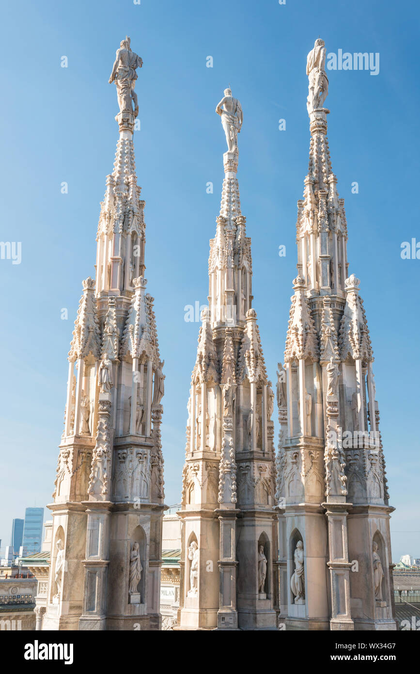 Marble statues - architecture on top of roof Duomo Stock Photo - Alamy