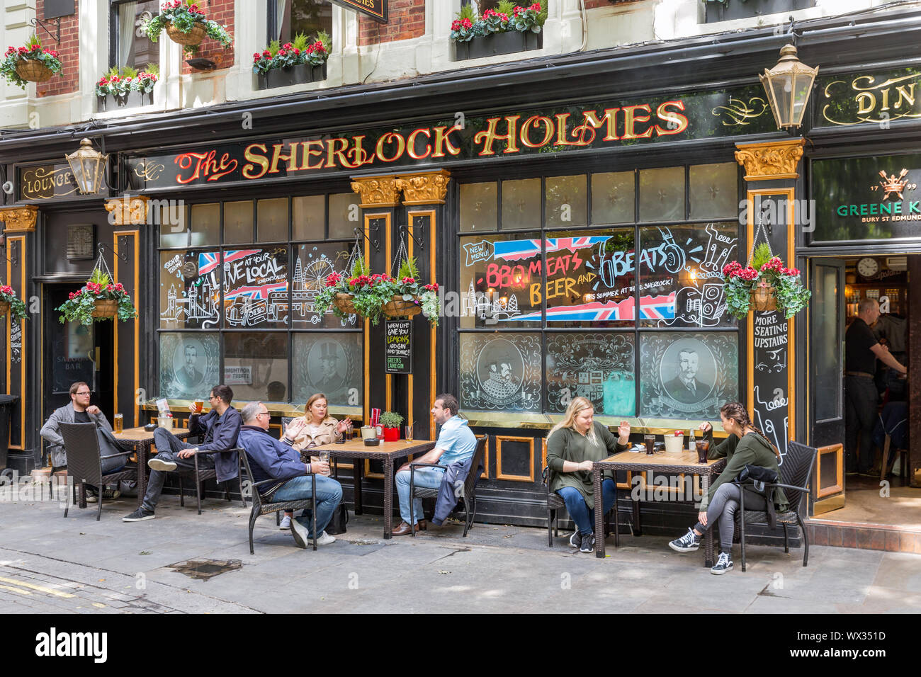 Typical London pub with guests in front of the pub Stock Photo - Alamy