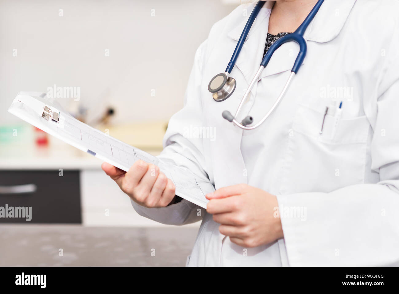 Female doctor holding patient chart clipboard Stock Photo - Alamy