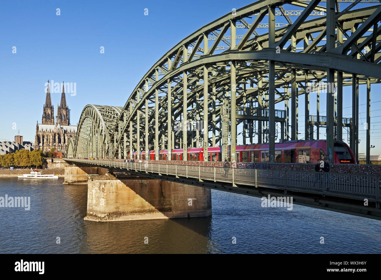 Cologne Cathedral with regional train on the Hohenzollernbruecke ...