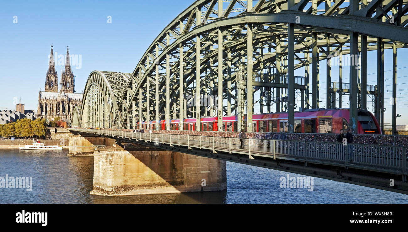 Cologne Cathedral with regional train on the Hohenzollernbruecke ...