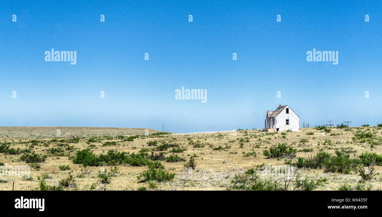 House in the middle of nowhere hi-res stock photography and images - Alamy